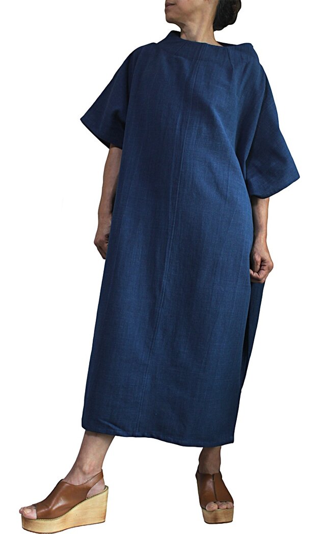 ジョムトン手織り綿ハイネックゆったりインディゴ染めドレス（DFS-082-03） | iichi 日々の暮らしを心地よくするハンドメイドやアンティークのマーケットプレイス