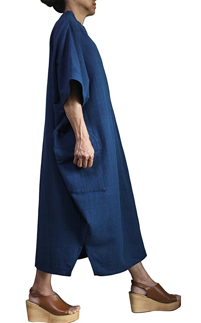 ジョムトン手織り綿ハイネックゆったりインディゴ染めドレス（DFS-082-03） | iichi 日々の暮らしを心地よくするハンドメイドやアンティークのマーケットプレイス