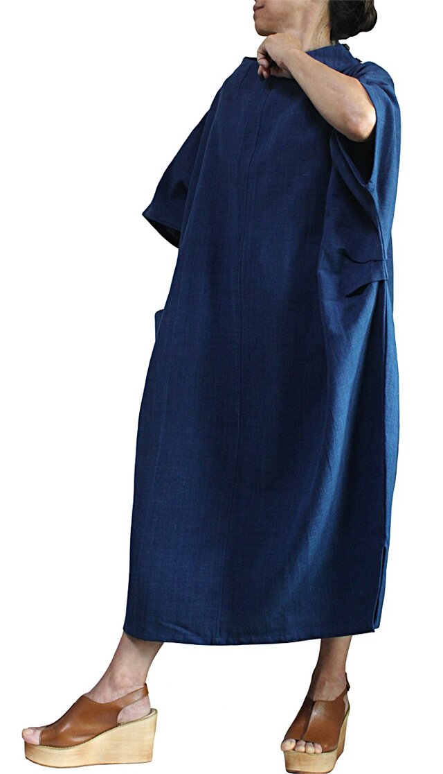 ジョムトン手織り綿ハイネックゆったりインディゴ染めドレス（DFS-082-03） | iichi 日々の暮らしを心地よくするハンドメイドやアンティークのマーケットプレイス