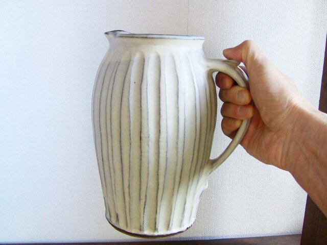 しのぎ手ピッチャー（蘭越）20.5cm | iichi 日々の暮らしを心地よくするハンドメイドやアンティークのマーケットプレイス