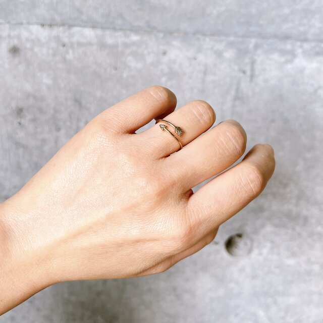 R390-ヴィンテージリング U.S.A. 1980s Gold Tone Sideways Arrow Adjustable | iichi 日々の暮らしを心地よくするハンドメイドや ...