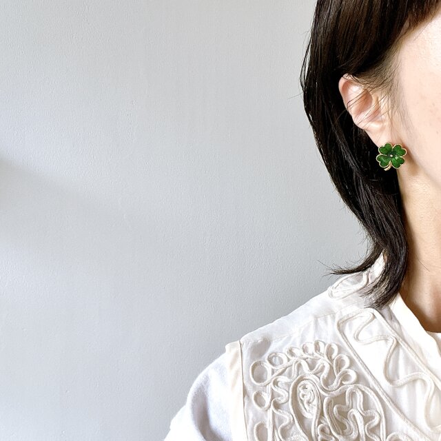 PA307-【 AVON 】エイボン・ヴィンテージピアス 1992 "Lucky Clover" | iichi 日々の暮らしを心地よくするハンドメイドやアンティークのマーケットプレイス