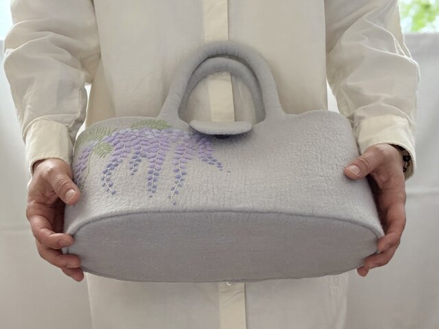 羊毛刺繍フェルトバック/ 藤ゆらり | iichi 日々の暮らしを心地よくするハンドメイドやアンティークのマーケットプレイス
