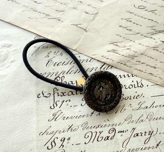 アンティークボタンヘアゴム／鳥と花ボタン（AB-072） | iichi 日々の暮らしを心地よくするハンドメイドやアンティークのマーケットプレイス