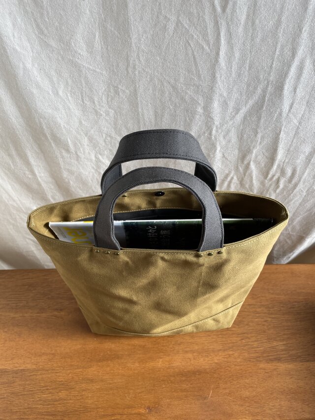 トートバッグM ︎パラフィン加工生地 ︎抹茶色 ︎スタッズシリーズ ︎ジャストA4 | iichi 日々の暮らしを心地よくするハンドメイドやアンティークのマーケットプレイス