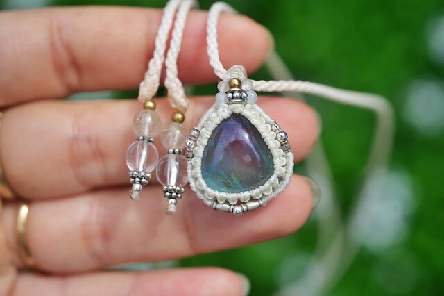 やわらかブルー★ブルーフローライト マクラメネックレス1815 | iichi 日々の暮らしを心地よくするハンドメイドやアンティークのマーケットプレイス