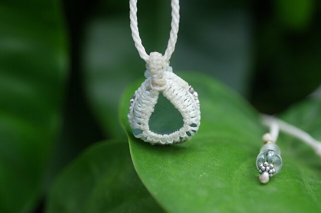 やわらかブルー★ブルーフローライト マクラメネックレス1815 | iichi 日々の暮らしを心地よくするハンドメイドやアンティークのマーケットプレイス