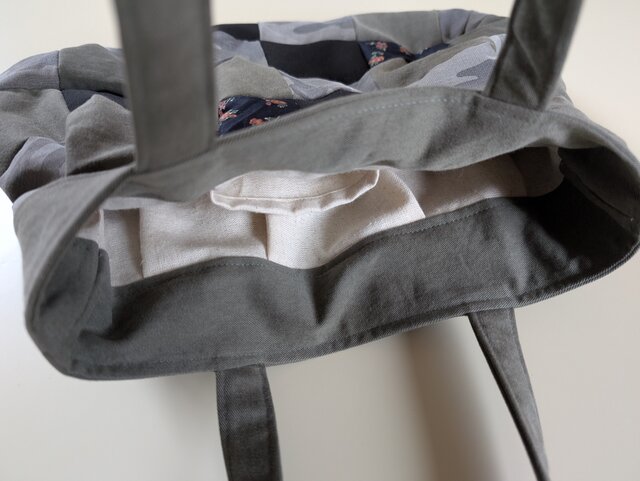 カーキ色のパッチワークバッグ♪ | iichi 日々の暮らしを心地よくするハンドメイドやアンティークのマーケットプレイス