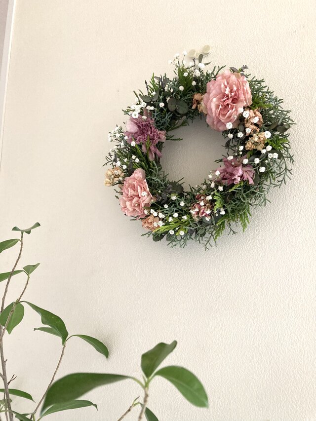 母の日に.ピンクのカーネーションとかすみ草♩ | iichi 日々の暮らしを心地よくするハンドメイドやアンティークのマーケットプレイス