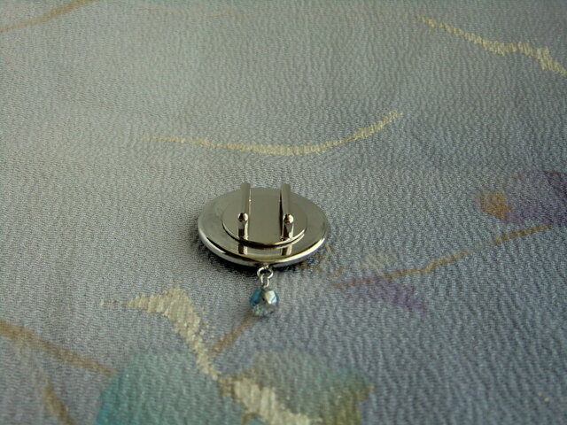 鉄線の花（ブルー）＊手描きレジンの帯留め | iichi 日々の暮らしを心地よくするハンドメイドやアンティークのマーケットプレイス