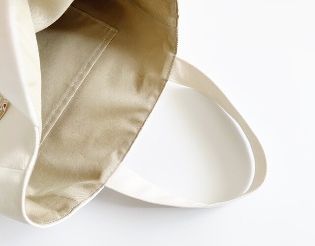 北欧柄リス小鳥ストロベリー柄ポケット キナリのラウンド型バッグ 外ポケット A4 | iichi 日々の暮らしを心地よくするハンドメイドやアンティークのマーケットプレイス