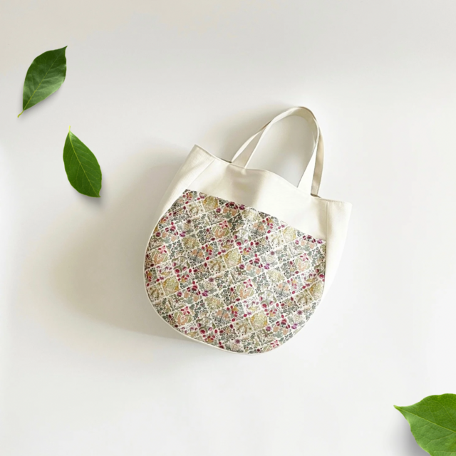 北欧柄リス小鳥ストロベリー柄ポケット キナリのラウンド型バッグ 外ポケット A4 | iichi 日々の暮らしを心地よくするハンドメイドやアンティークのマーケットプレイス