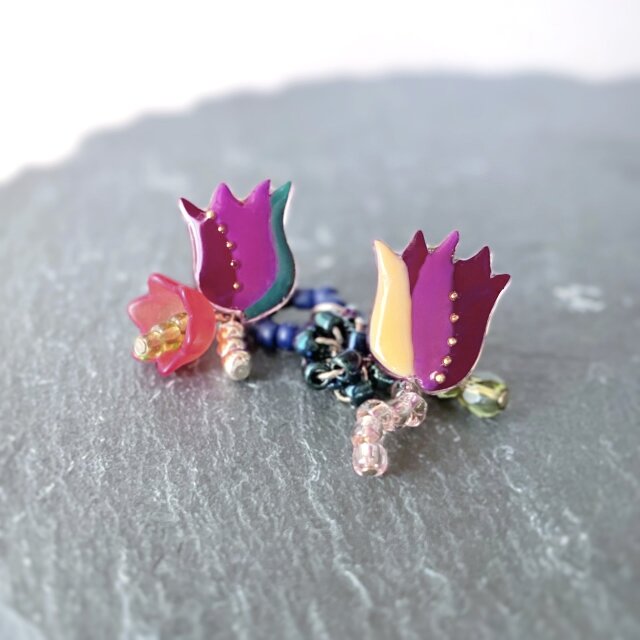 春風のチューリップ カラフル イヤリング/ピアス | iichi 日々の暮らしを心地よくするハンドメイドやアンティークのマーケットプレイス