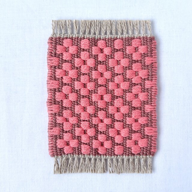 北欧手織り:ローゼンゴン織りコースター（small flowers）ピンク×アズキ | iichi 日々の暮らしを心地よくするハンドメイドやアンティークのマーケットプレイス