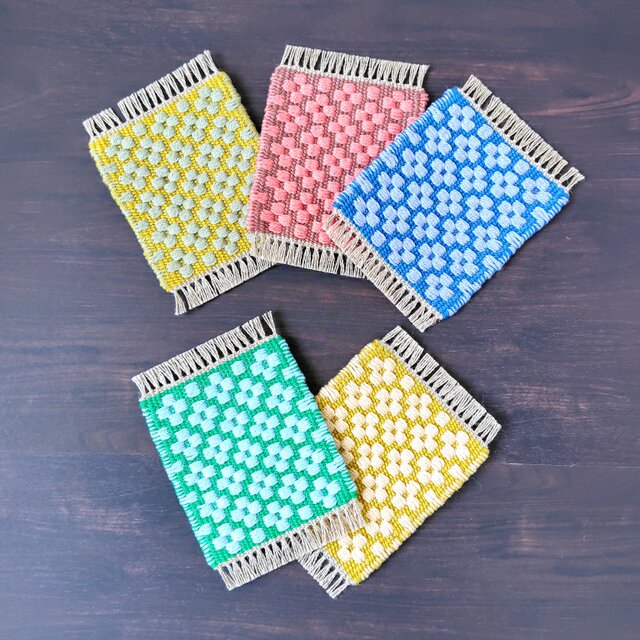 北欧手織り:ローゼンゴン織りコースター（small flowers）グリーン×ライトブルー | iichi 日々の暮らしを心地よくするハンドメイドやアンティークのマーケットプレイス