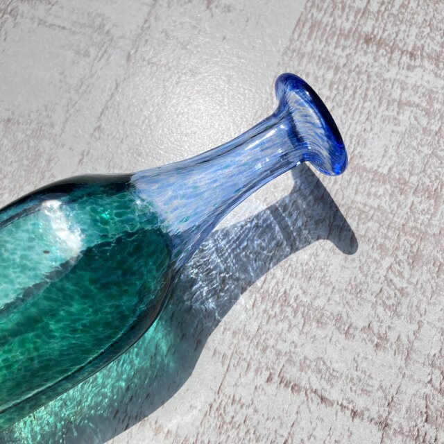 北欧＊瑞々しいブルーのガラスの小瓶 B /バーティルヴァリーン/一輪挿し/ヴィンテージガラス | iichi 日々の暮らしを心地よくするハンドメイドやアンティークのマーケットプレイス