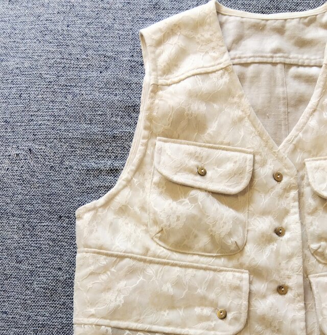 綿麻×レース素材のベスト | iichi 日々の暮らしを心地よくするハンドメイドやアンティークのマーケットプレイス