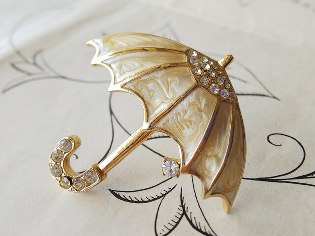 ヴィンテージ ベージュの傘／一滴の雨 Rhineストーンブローチ | iichi 日々の暮らしを心地よくするハンドメイドやアンティークのマーケットプレイス