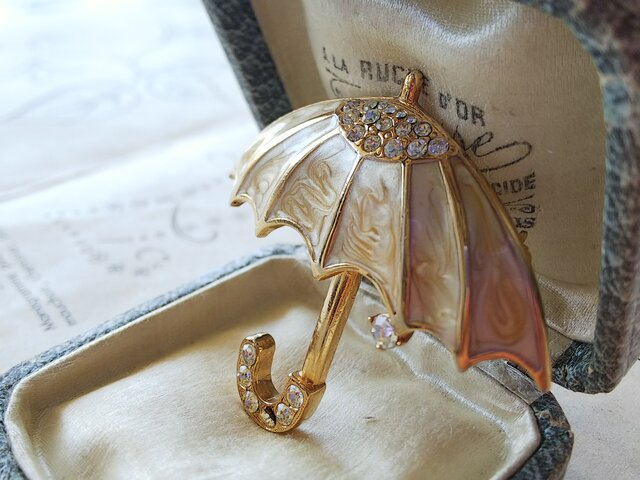 ヴィンテージ ベージュの傘／一滴の雨 Rhineストーンブローチ | iichi 日々の暮らしを心地よくするハンドメイドやアンティークのマーケットプレイス