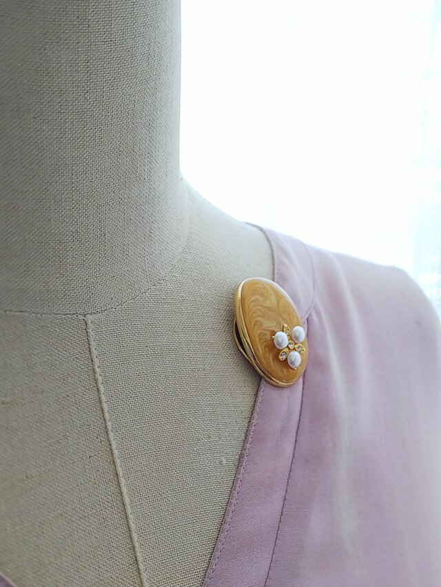 ヴィンテージ 取り外し可能･2Way はちみつ色／パール&Rhineストーンのスカーフクリップ | iichi 日々の暮らしを心地よくするハンドメイドやアンティークのマーケットプレイス