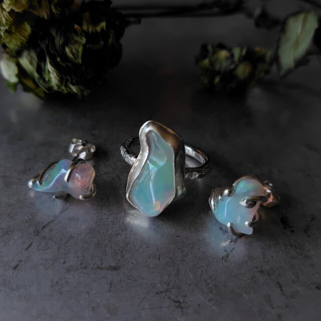 オパールシルバーピアス | iichi 日々の暮らしを心地よくするハンドメイドやアンティークのマーケットプレイス