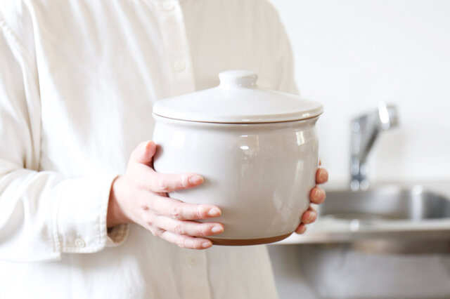 夏のぬか漬けに！初めてのぬか漬け ぬか床1キロに！冷蔵庫にも入れやすいぬか床容器【三重県四日市産】 ぬか床甕（かめ） | iichi 日々の暮らしを心地よくするハンドメイドやアンティークの ...