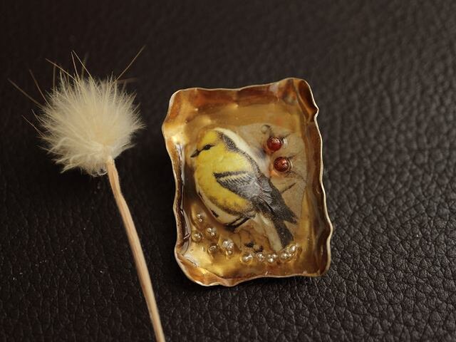 Tiny Art＊オウゴンヒワ＊真鍮＊ブローチ＊no.734 | iichi 日々の暮らしを心地よくするハンドメイドやアンティークのマーケットプレイス