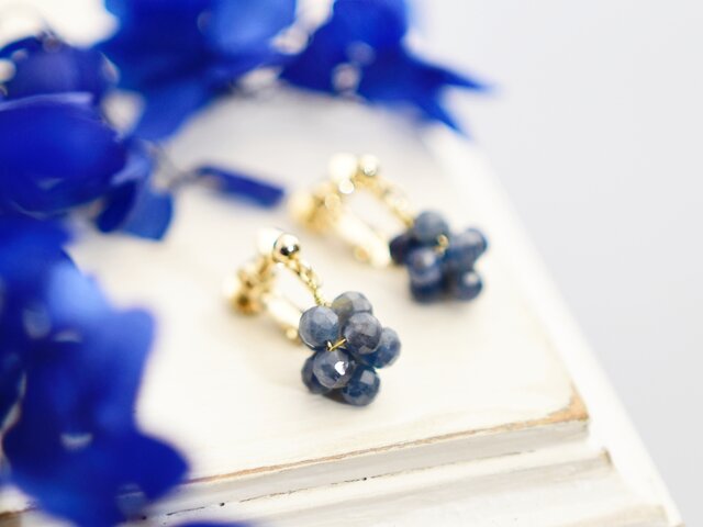 【イヤリング】ブルーグレー サファイア サファイヤの実 金平糖 9月誕生石／誕生日プレゼントにも | iichi 日々の暮らしを心地よくするハンドメイドやアンティークのマーケットプレイス