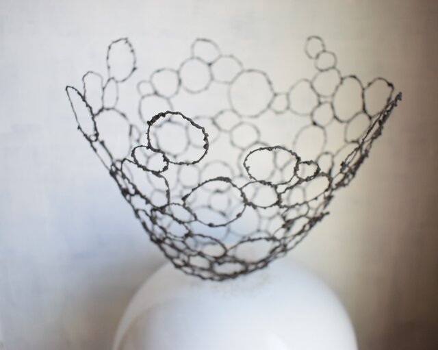 ワイヤーワークオブジェ 丸で構成されたボウル | iichi 日々の暮らしを心地よくするハンドメイドやアンティークのマーケットプレイス
