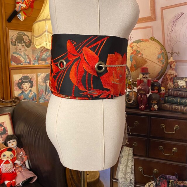 名古屋帯リメイク サッシュベルト 和洋折衷 飾り帯 L〜LL 闇のように深い黒に、鮮やかに咲き誇る真紅のバラ。 ROB-95 | iichi 日々の暮らしを心地よくするハンドメイドや ...