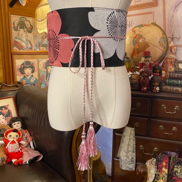 名古屋帯リメイク サッシュベルト 和洋折衷 飾り帯 L〜LL 深い黒地に浮かぶのは、ピンクと生成の大ぶりな花々。 ROB-93 | iichi 日々の暮らしを心地よくするハンドメイドや ...