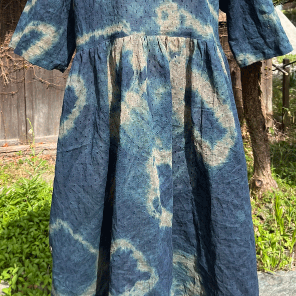 藍と柿渋重ね染めワンピース25026 | iichi 日々の暮らしを心地よくするハンドメイドやアンティークのマーケットプレイス