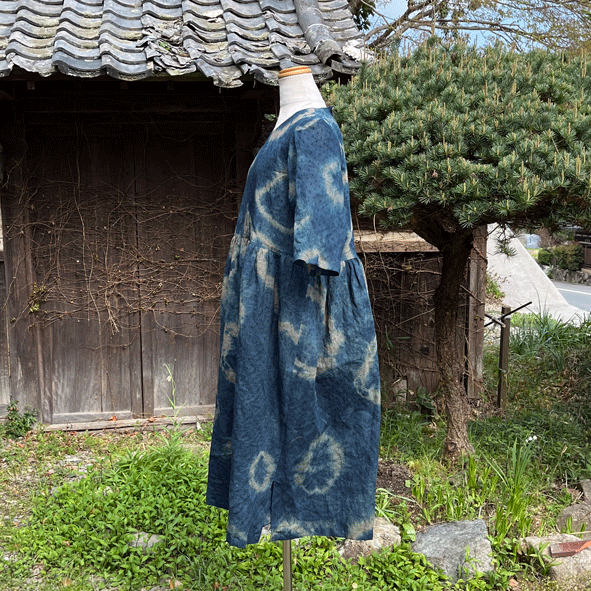 藍と柿渋重ね染めワンピース25026 | iichi 日々の暮らしを心地よくするハンドメイドやアンティークのマーケットプレイス