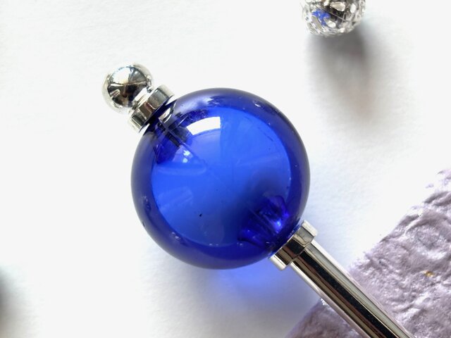 かんざし 青と水色の2トーンカラービーズ ブルー シルバー 透明 クリア 涼しげ 一本挿し 一本簪 夏 | iichi 日々の暮らしを心地よくするハンドメイドやアンティークのマーケットプレイス