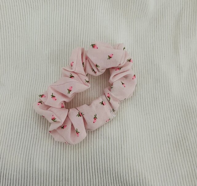 2pcs pink floral scrunchies | iichi 日々の暮らしを心地よくするハンドメイドやアンティークのマーケットプレイス