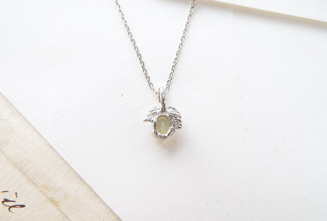 【一点物】ちいさなオパールのネックレス | iichi 日々の暮らしを心地よくするハンドメイドやアンティークのマーケットプレイス