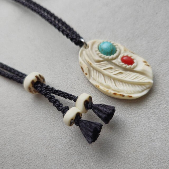 鹿の角 ターコイズと赤珊瑚 フェザー彫りのペンダント | iichi 日々の暮らしを心地よくするハンドメイドやアンティークのマーケットプレイス