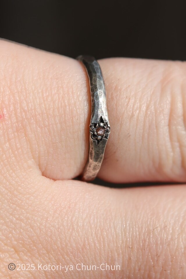 【転生石リング】蛍光合成ピンクダイヤモンド・シルバーリング【断】 | iichi 日々の暮らしを心地よくするハンドメイドやアンティークのマーケットプレイス