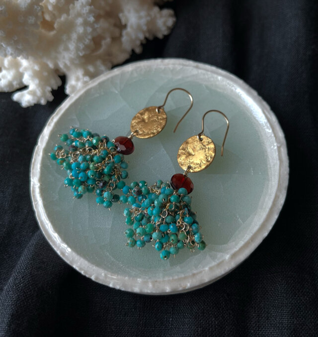【SUMMER SALE 】 【K14gfと真鍮】ガーネットとターコイズのフリンジピアス(イヤリング) | iichi 日々の暮らしを心地よくするハンドメイドやアンティークのマーケットプレイス