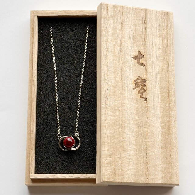 二ツ輪 【Garnet】七宝焼ペンダント 純銀張七宝 | iichi 日々の暮らしを心地よくするハンドメイドやアンティークのマーケットプレイス