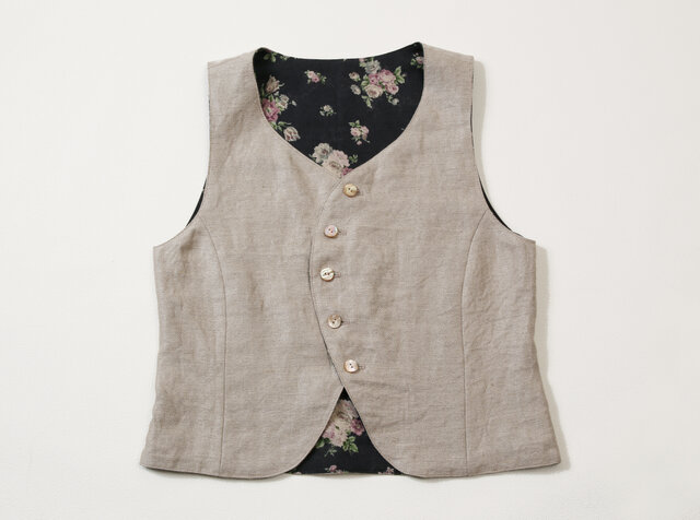 #504リバーシブルベスト(黒×花) | iichi 日々の暮らしを心地よくするハンドメイドやアンティークのマーケットプレイス