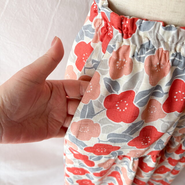 【花纏う】レディのためのティアードスカート：85cm（椿：レッド） | iichi 日々の暮らしを心地よくするハンドメイドやアンティークのマーケットプレイス