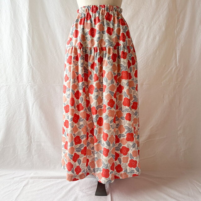 【花纏う】レディのためのティアードスカート：85cm（椿：レッド） | iichi 日々の暮らしを心地よくするハンドメイドやアンティークのマーケットプレイス