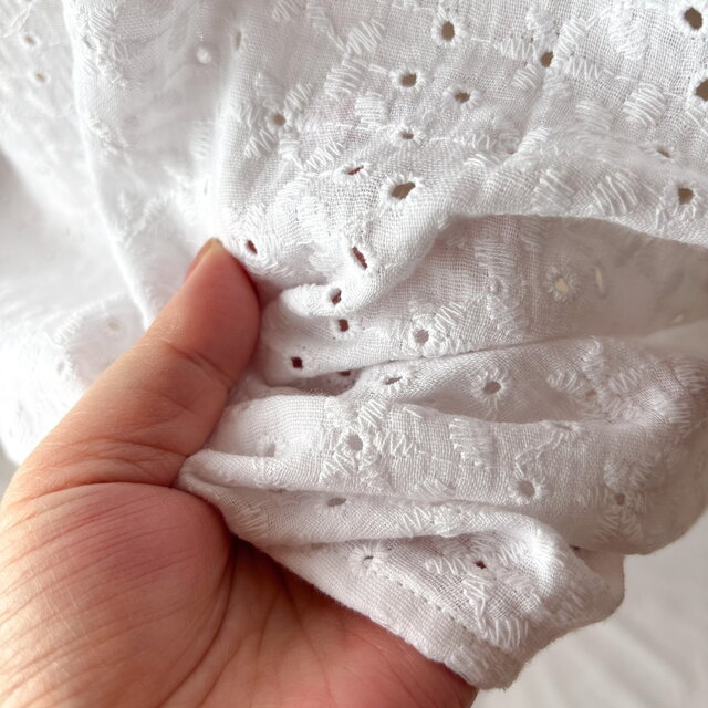 レディの夏服：すっきり見えるギャザーブラウス：長そで（ダブルガーゼのカットワークレース：スターフラワー） | iichi 日々の暮らしを心地よくするハンドメイドやアンティークのマーケットプレイス