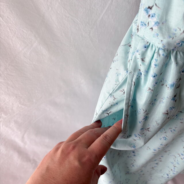 涼しくかわいいアプリコットワンピース：120cm丈（レトロフラワー：ベビーブルー） | iichi 日々の暮らしを心地よくするハンドメイドやアンティークのマーケットプレイス