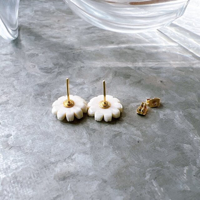 P651-ヴィンテージピアス U.S.A. 1980s Sunflower White Acrylic | iichi 日々の暮らしを心地よくするハンドメイドやアンティークのマーケットプレイス