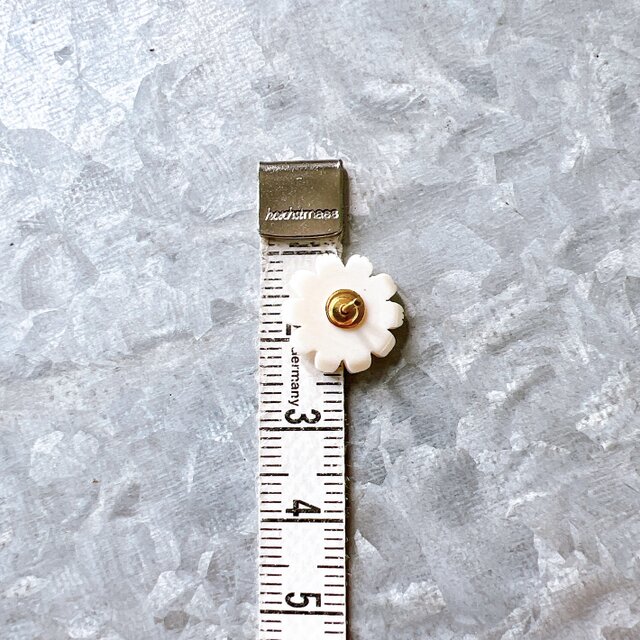 P651-ヴィンテージピアス U.S.A. 1980s Sunflower White Acrylic | iichi 日々の暮らしを心地よくするハンドメイドやアンティークのマーケットプレイス