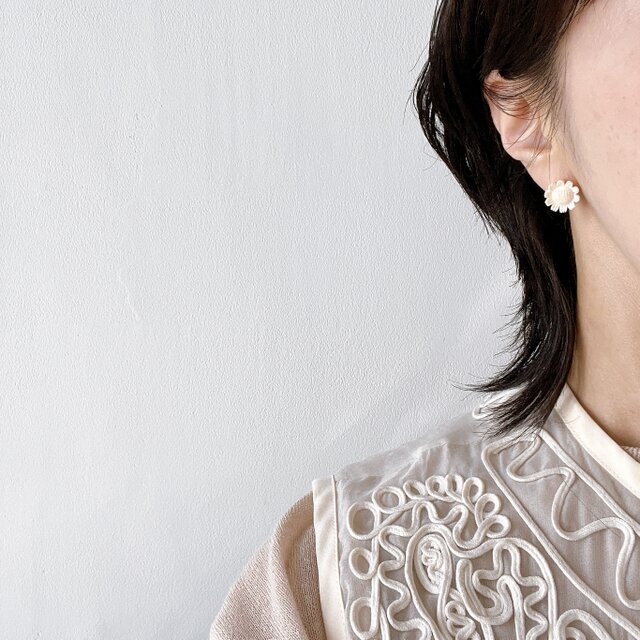 P651-ヴィンテージピアス U.S.A. 1980s Sunflower White Acrylic | iichi 日々の暮らしを心地よくするハンドメイドやアンティークのマーケットプレイス