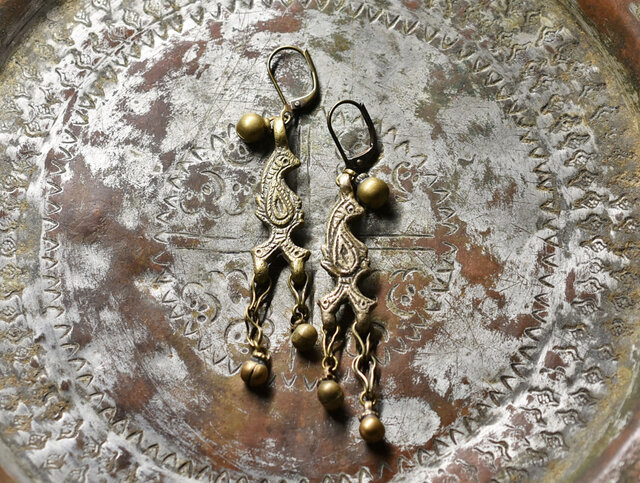鳥型oldアフガンメタルパーツ、民族鈴のピアス | iichi 日々の暮らしを心地よくするハンドメイドやアンティークのマーケットプレイス