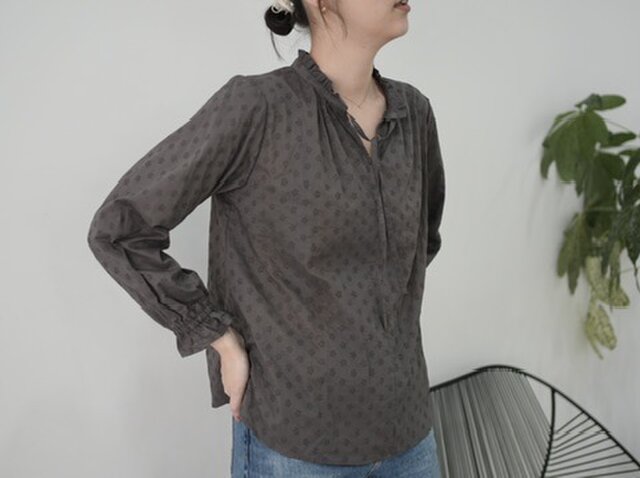 コットンレースのフリルネックブラウス グレー No.341 | iichi 日々の暮らしを心地よくするハンドメイドやアンティークのマーケットプレイス